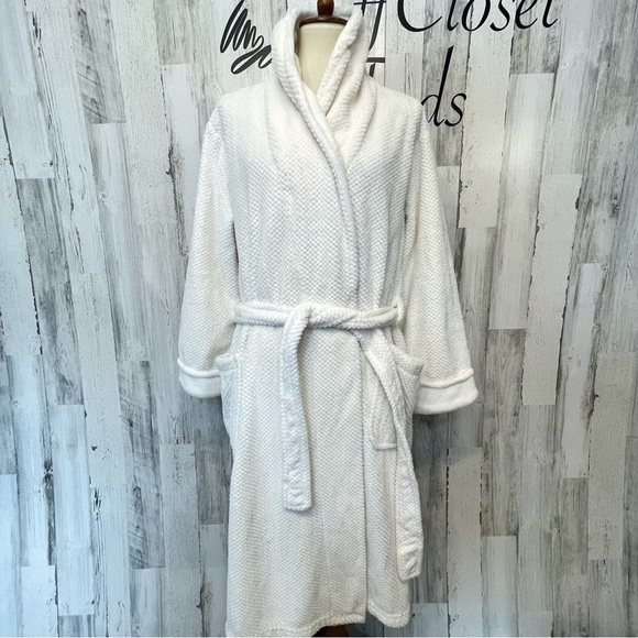 Ulta Beauty | Intimates & Sleepwear | Ulta Beauty Soft Fuzzy Plush Off ...